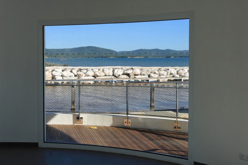Modern harbour pavilion that can easily be mistaken for a boat