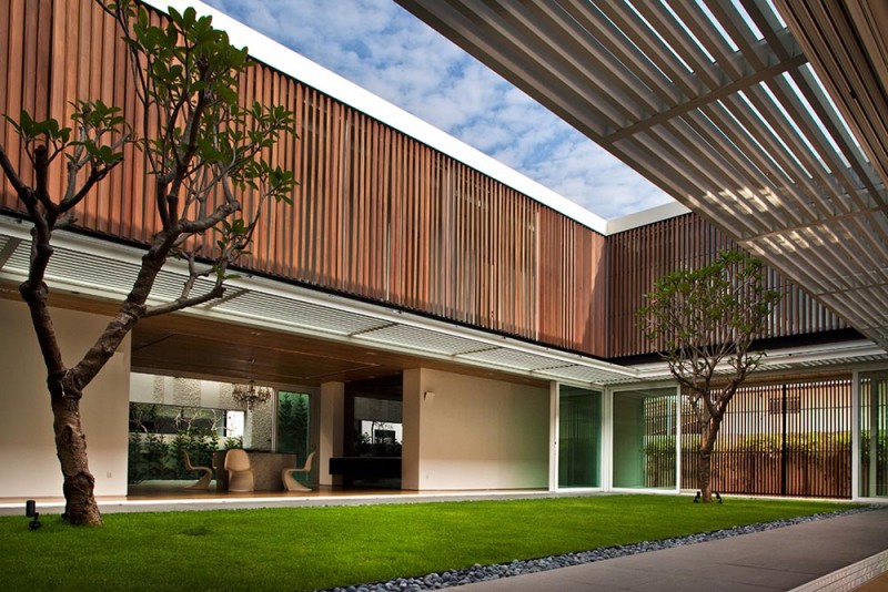 Central Courtyard Home Creates An Oasis For Light & Air