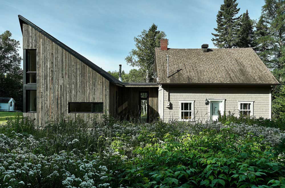 Small Historic Lake House Connected to a New House in Quebec